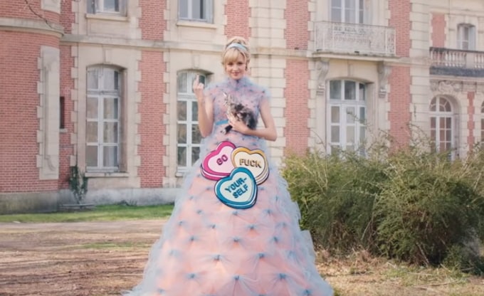 Angèle présente le clip de "Balance ton quoi" avec Pierre Niney ...